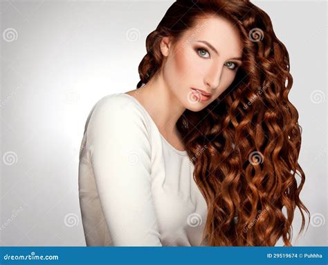 Rood Haar Vrouw Met Mooi Krullend Haar Stock Foto Image Of Lang
