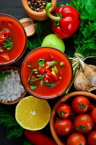 음성에 가스 파초 수프입니다 양파 파프리카 파 슬 리와 토마토 수프입니다 이탈리아 요리입니다 최고의 볼 수 있습니다 에 검은