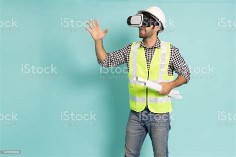 Vr 안경을 착용한 기술자 나 엔지니어는 메타 버스에 가상 글로벌 인터넷 연결을 착용하고 가상 현실을 만지는 녹색 배경에 고립