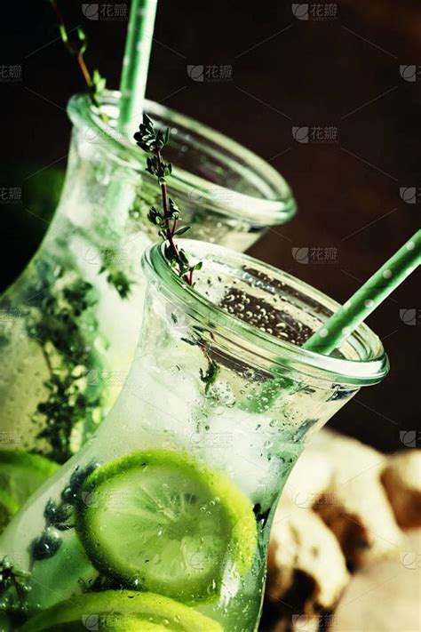 姜味汽水加石灰、 百里香和冰