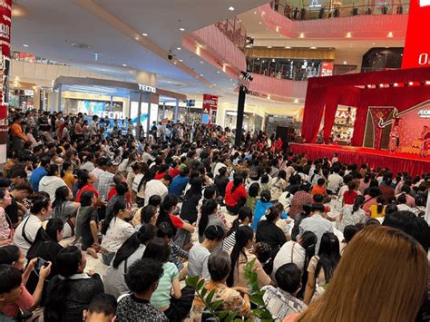 រំភើបណាស់ ក្រោយឃើញប្រជាជនខ្មែរជាច្រើន អង្គុយទស្សនា «ល្ខោនបាសាក់ យ៉ាងជក់ចិត្ត Khmerload