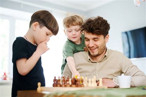 Padre Enseñando A Hijo A Jugar Al Ajedrez Foto Gratis