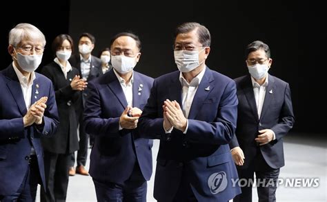 참석자 격려하는 문 대통령 연합뉴스