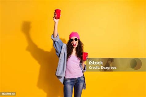 작은 파티는 아무도 죽지 않았다 맥주와 빨간 컵을 올리는 세련된 여성의 사진은 캐주얼 유행 옷 고립 노란색 색상 배경을 착용 갈색 머리에 대한 스톡 사진 및 기타 이미지