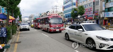 광주 북부소방서 소방차 길 터주기 훈련 연합뉴스