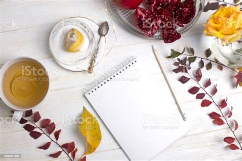 나무 배경 차와 떨어진된 건조 노란색과 빨간색 잎의 컵에을 Flatlay 텍스트에 대 한 여유 공간입니다 아늑한 홈 개념 가을에