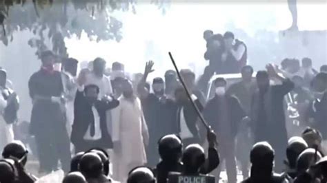 Imran Khan Reaches Zaman Park After Court Suspends Arrest Warrant