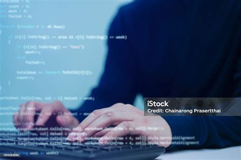 프로그래머 사람 손 수술 실에서 시스템의 수정 버그 및 결함에 대 한 소프트웨어에 입력 코딩 언어에 대 한 컴퓨터 바탕 화면에서 키보드 입력 기술 개념 개발에 대한 스톡