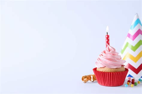 흰색 배경에 촛불 뿌리 파티 장식 텍스트 공간 불타는 촛불이 있는 맛있는 생일 컵케이크 생일에 대한 스톡 사진 및 기타 이미지