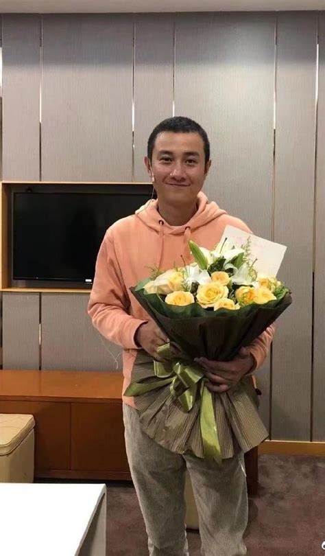 文章穿格子上衣搭配卡其色裤子现身 独自一人开车前往就医新浪图片