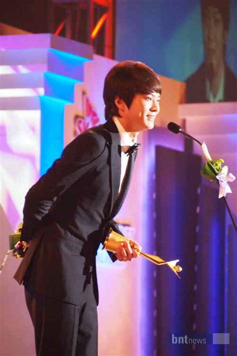 포토 주원 2011 아시아모델상 시상식에서 훈훈한 미소 감사합니다~ Bnt뉴스