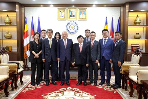 រដ្ឋមន្ត្រីក្រសួងការងារ និងលោកប្រធានគណៈកម្មាធិការរួបរួមជាតិនៃការិយាល័យប្រធានាធិបតីកូរ៉េ