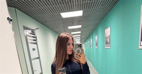 Девушка в офисе Пикабу