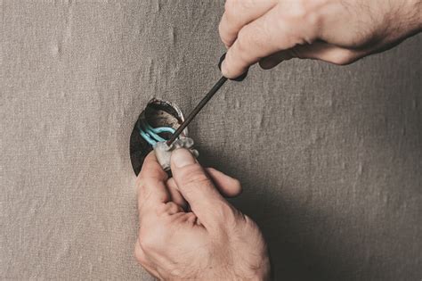 남자는 집에 전기전기 작업벽에 전기 전등 스위치 연결 나사에 대한 스톡 사진 및 기타 이미지 나사 나사돌리개 남자