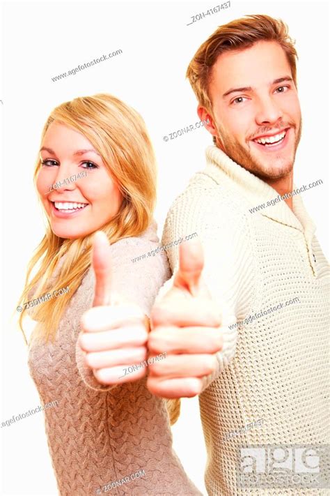 Lachendes junges Paar hält gemeinsam Daumen hoch Stock Photo Picture And Rights Managed