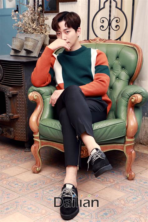 준호 의자에 앉아만 있어도 화보~