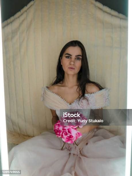 하얀 형광등 프레임에 신부의 이미지에 빨간 장미의 꽃다발웨딩 드레스에 어두운 피부를 가진 젊은 아름다운 갈색 머리 여자 20 24세에 대한 스톡 사진 및 기타 이미지