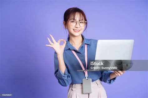 背景にノートパソコンを持つアジアの若い実業家の写真 Okサインのストックフォトや画像を多数ご用意 Okサイン 日本人 ノート