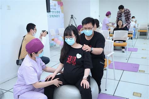 国际助产士日 邀准爸爸体验分娩疼痛，看一妇婴紫衣天使晒出“隐藏技能”活动团队产房