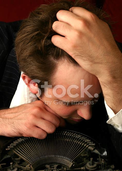 Foto De Stock Joven Leanging En Máquina De Escribir Libre De Derechos Freeimages