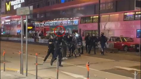 油麻地警員因被擲物向天開一槍 Now 新聞