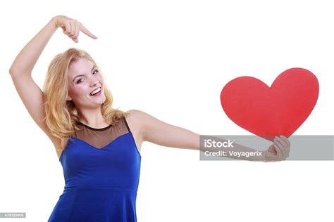 붉은 심장부에 있습니다 사랑입니다 기호까지 여자 쥐다 발렌타인 데이 기호까지 가리키기에 대한 스톡 사진 및 기타 이미지
