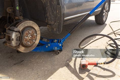유압 자동차 잭은 타이어를 교체하기 위해 새 차를 들어 올립니다 0명에 대한 스톡 사진 및 기타 이미지 0명 강철 검사 보기 Istock