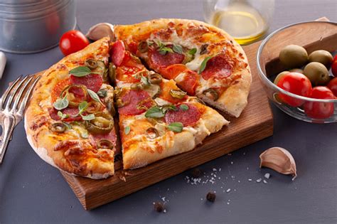 홈메이드 매운 페퍼로니 피자와 요리 재료 회색 나무 테이블에 페퍼로니 피자 고기에 대한 스톡 사진 및 기타 이미지 고기 모차렐라 목재 재료 Istock