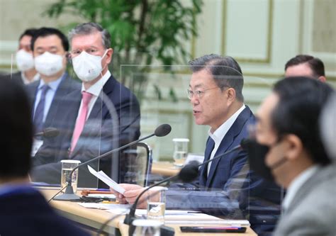 외국인투자기업인과 대화하는 문재인 대통령 전자신문