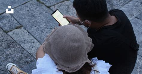 검은 티셔츠와 흰색 모자를 쓴 남자가 바닥에 앉아 있다 사진 Unsplash의 무료 사람의 이미지