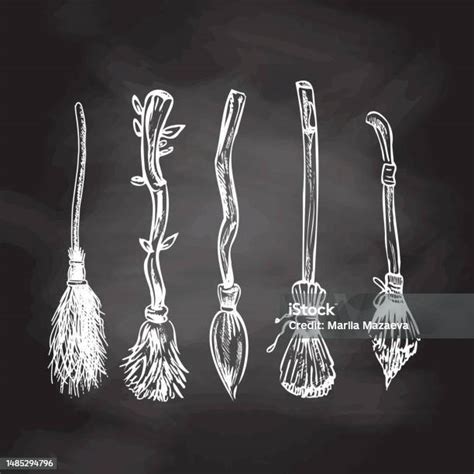 손으로 그린 마법의 빗자루 스케치는 칠판 배경에 고립되어 있다 요술의 요소 마법의 상징 마녀를 위한 차량 문신 빗자루 또는