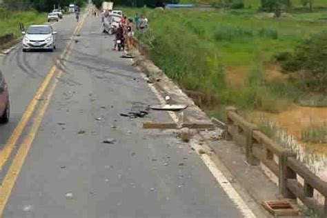 Batida Entre Carro E Carreta Deixa Uma Pessoa Morta Na Br 116 Após