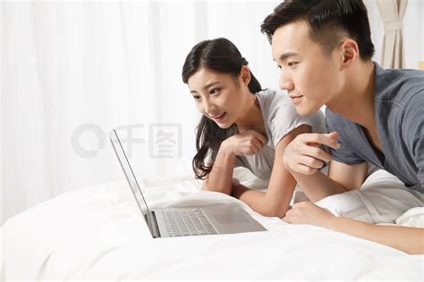 电脑高清图片 青年情侣趴在床上看电脑 人像图片免费下载格式5184像素编号65746145 千图网