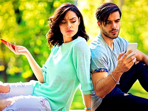 6 Things You Should Check Before Sharing Your Relationship Status On