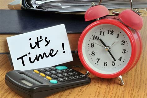 Su Hora Escrita En Una Tarjeta Junto A Un Reloj Despertador Y Una