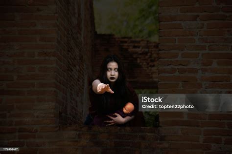 전통 의상 고대 태국 유령 역사에 나타납니다 전형적인 타이어 드레스 유령 할로윈 여자와 악마 여자 개념을 입고 태국 전통