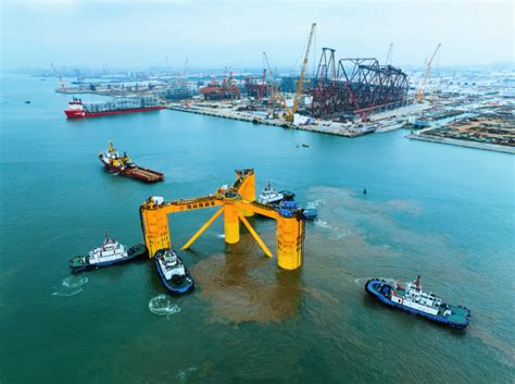我国首座深远海浮式风电平台海油观澜号启航 中国石油石化