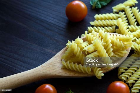 나무 테이블에 체리 토마토와 푸실리 파스타 복사 공간이있는 검은 색 배경에 원시 파스타 이탈리아 요리 맨 위 보기 0명에 대한 스톡 사진 및 기타 이미지 Istock