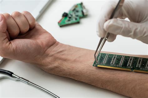 성형 외과 의사는 칩을 환자의 팔에 삽입하기 위해 작은 절개를했습니다 생명 공학 전자 문서 및 기술 미래 개념 바이오닉 칩 바이오해킹 Biohacking에 대한 스톡 사진