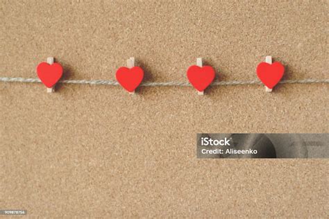 레드 하트 갈색 공예 재활용 코르크 보드 배경 위에 핀 화 환 모양 무료 사본 공간입니다 발렌타인의 날 개념입니다 2월에 대한