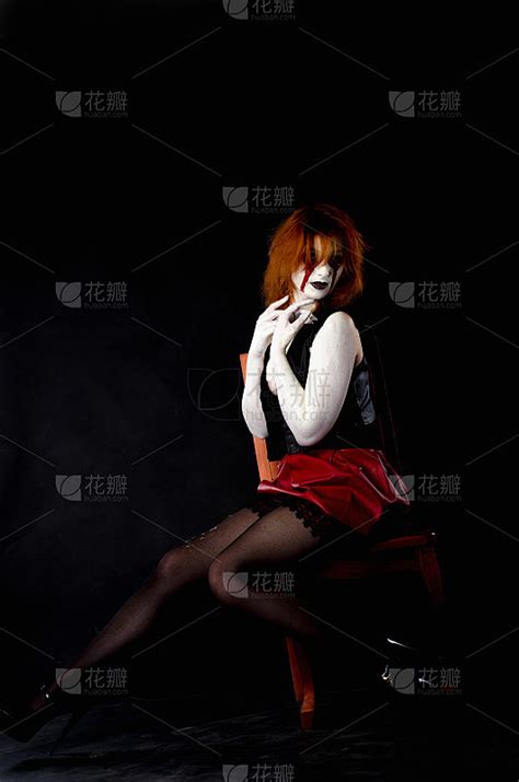 美丽的年轻女子作为性感的吸血鬼万圣节肖像