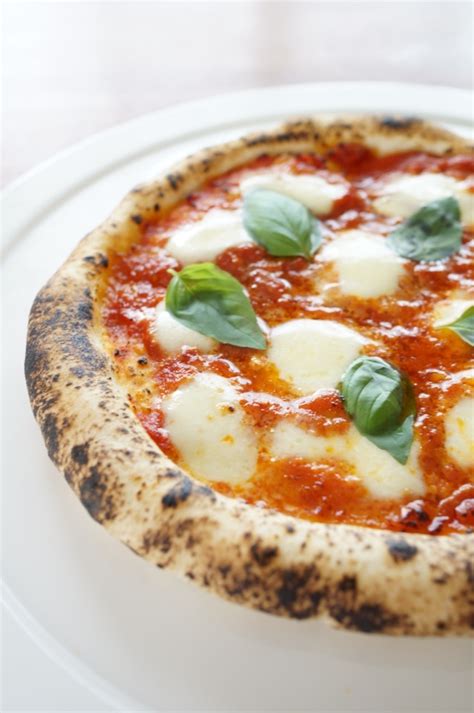 イタリア料理の特徴と代表料理6種！コースの順番とマナー、食べ方まで Macaroni