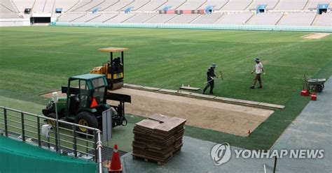 서울월드컵경기장 잔디 긴급 복구작업