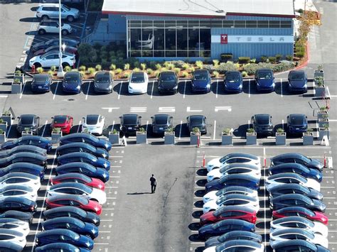 Tesla Tsla Delivers 405k Vehicles In Q4 And 131m In 2022