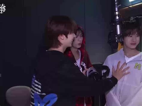 Tws Community Post 잠올때 웃긴 최영재 보기🩵🫶🏻 경민이가 귀여운 영재~🐥🐶🌈