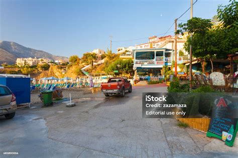 이른 아침에의 섬 크레타에 있는 발리 마을의 작은 빈 거리에 보기 거리에 대한 스톡 사진 및 기타 이미지 거리 경관 관광객 Istock