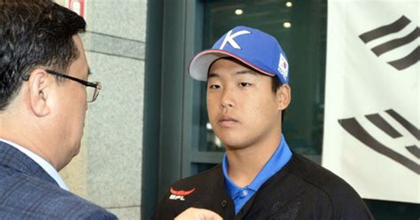 Kt위즈 유니폼 입는 강백호