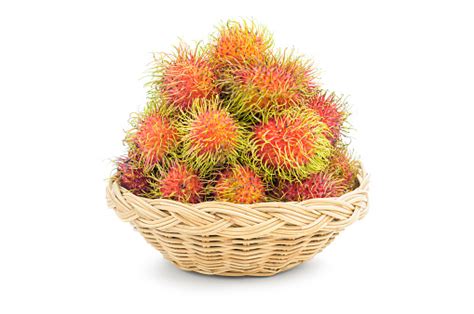 흰색 배경에 고립 된 등나무 바구니에 잘 익은 람부탄 달콤한 맛있는 과일을 닫고 경로를 클리핑하십시오 0명에 대한 스톡 사진 및
