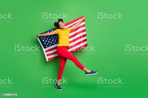 퍼레이드 습지에 국기를 들고 독립 Usa 의 날을 축하하는 놀라운 어두운 피부 아가씨의 전체 길이 사진은 캐주얼 노란색 티셔츠