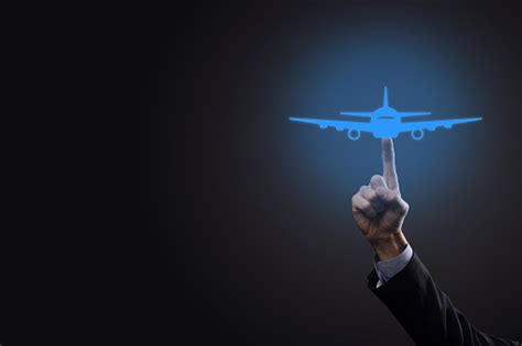 홀로그램 그래프와 주식 시장 통계를 보유한 사업가가 이익을 얻습니다 성장 계획 및 비즈니스 전략의 개념 좋은 경제 양식 디지털 화면의 디스플레이 가격에 대한 스톡 사진 및